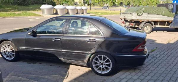 Black Mercedes-Benz c-270 2001 in Alytus, with an engine capacity of 2.69 L and mileage of 367 thousand km for 1750 €, photo 4 on AUTOMOTO.COM.LV