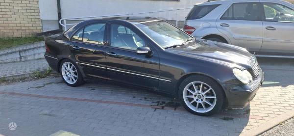Black Mercedes-Benz c-270 2001 in Alytus, with an engine capacity of 2.69 L and mileage of 367 thousand km for 1750 €, photo 5 on AUTOMOTO.COM.LV