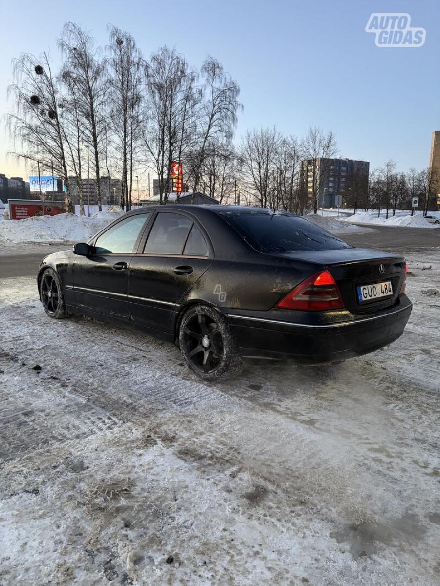 Black Mercedes-Benz c-270 2003 in Kaunas, with an engine capacity of 2.70 L and mileage of 389 thousand km for 2000 €, photo 2 on AUTOMOTO.COM.LV