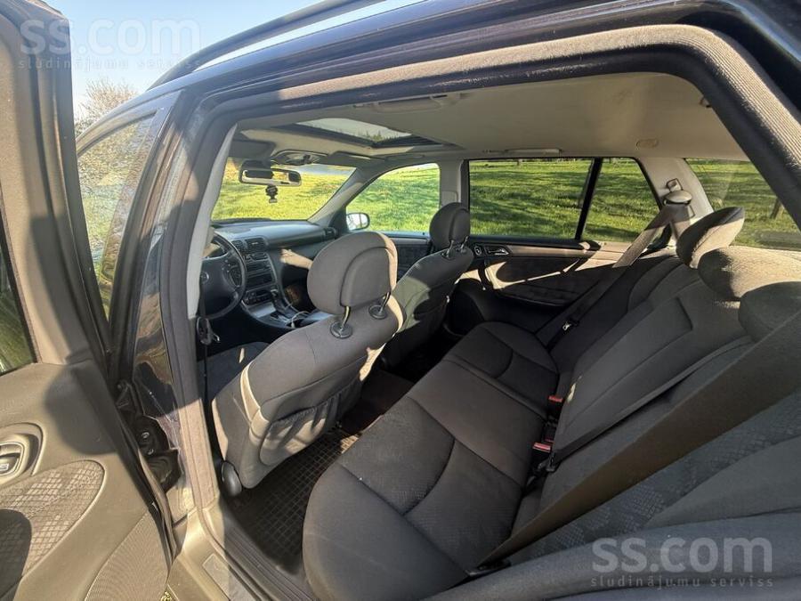 Черный Мерседес Ц 270 2004 в Тукумс, объемом двигателя 2.70 л и пробегом 285 тыс. км за 2300 €, фото 8 на AUTOMOTO.COM.LV