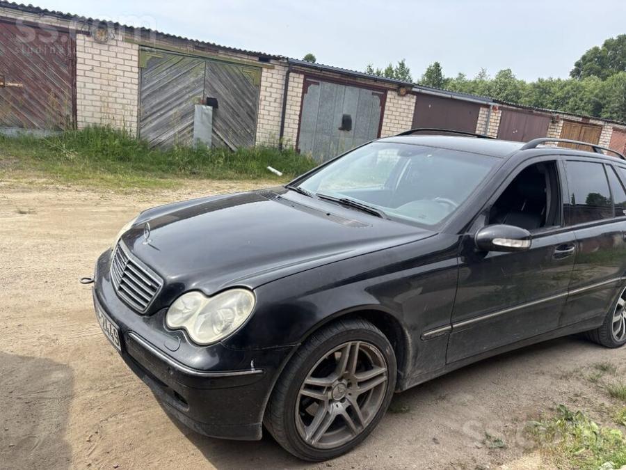Black Mercedes-Benz c-270 2004 in Saldus, with an engine capacity of 2.70 L and mileage of 428 thousand km for 1850 €, photo 1 on AUTOMOTO.COM.LV
