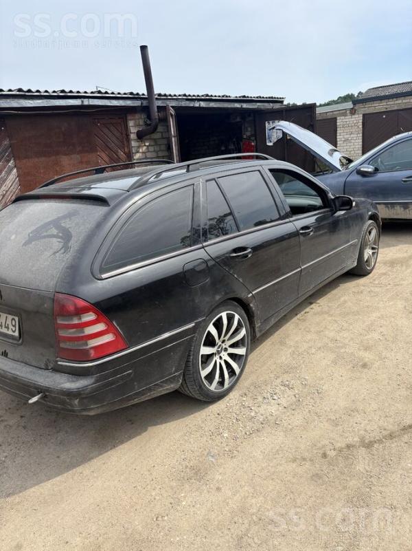 Черный Мерседес Ц 270 2004 в Салдус, объемом двигателя 2.70 л и пробегом 428 тыс. км за 1850 €, фото 2 на AUTOMOTO.COM.LV