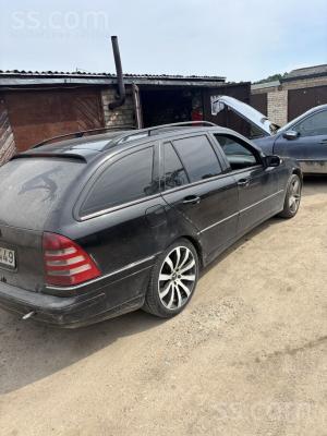 Black Mercedes-Benz c-270 2004 in Saldus, with an engine capacity of 2.70 L and mileage of 428 thousand km for 1850 €, photo 3 on AUTOMOTO.COM.LV