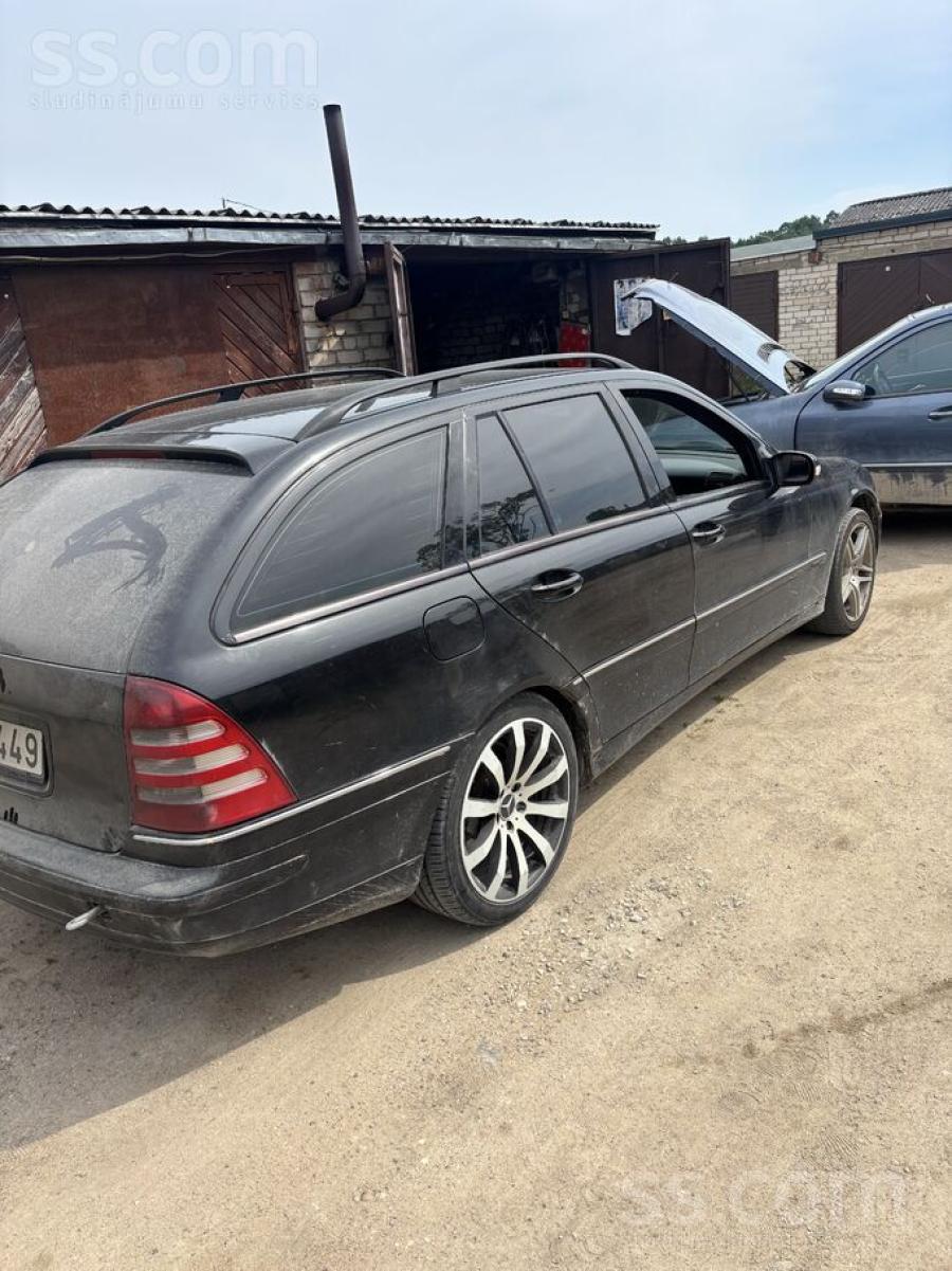 Black Mercedes-Benz c-270 2004 in Saldus, with an engine capacity of 2.70 L and mileage of 428 thousand km for 1850 €, photo 3 on AUTOMOTO.COM.LV