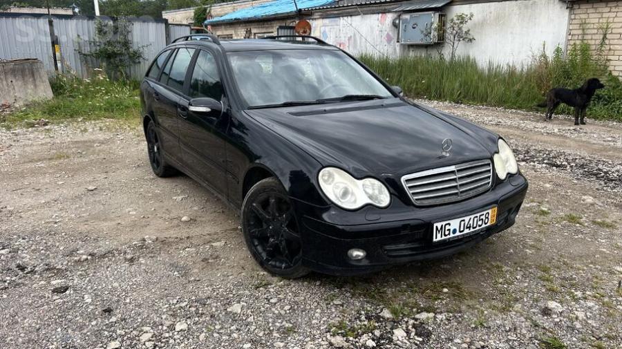 Черный Мерседес Ц 270 2004 в Айзкраукле, объемом двигателя 2.70 л и пробегом 368 тыс. км за 1750 €, фото 1 на AUTOMOTO.COM.LV