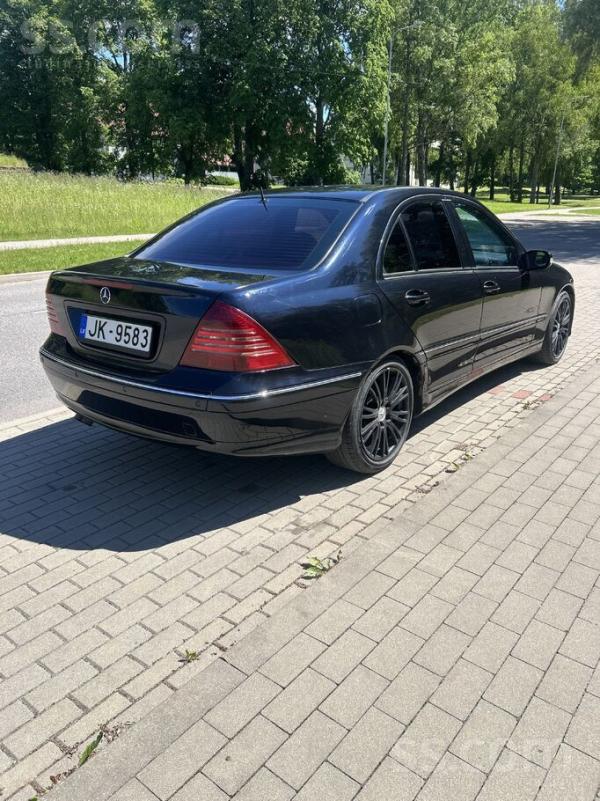 Синий Мерседес Ц 270 2005 в Лимбажи, объемом двигателя 2.70 л и пробегом 370 тыс. км за 1700 €, фото 3 на AUTOMOTO.COM.LV