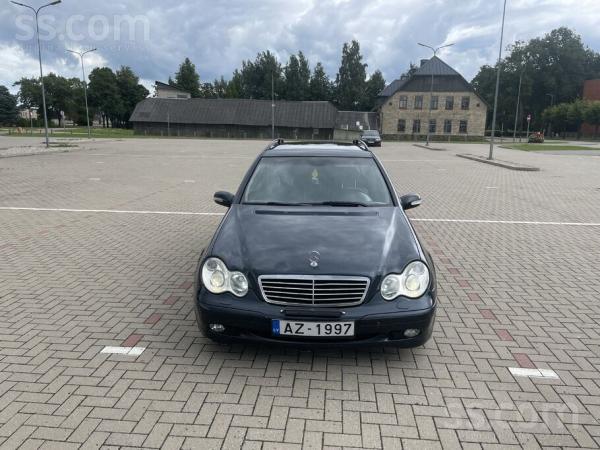 Синий Мерседес Ц 270 2003 в Рига, объемом двигателя 2.70 л и пробегом 390 тыс. км за 1650 €, фото 2 на AUTOMOTO.COM.LV