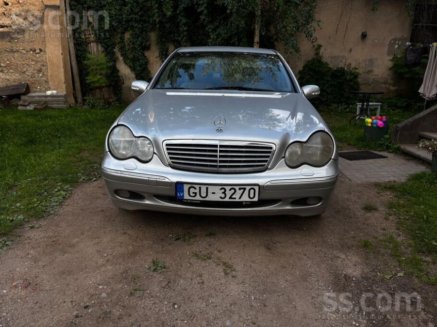 Pelēks Mercedes-Benz c-270 2001 Tukums, ar dzinēja tilpumu 2.70 L un nobraukumu 300 tūkst. km par 3300 €, foto 1 vietnē AUTOMOTO.COM.LV