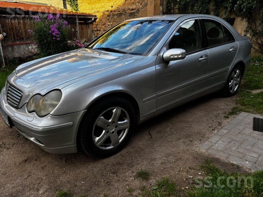 Pelēks Mercedes-Benz c-270 2001 Tukums, ar dzinēja tilpumu 2.70 L un nobraukumu 300 tūkst. km par 3300 €, foto 3 vietnē AUTOMOTO.COM.LV