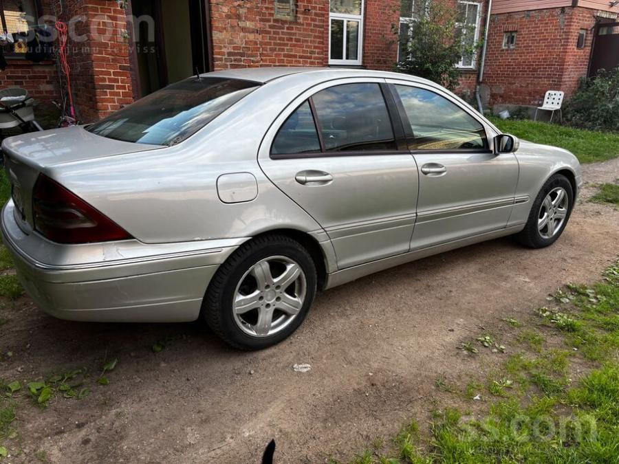 Pelēks Mercedes-Benz c-270 2001 Tukums, ar dzinēja tilpumu 2.70 L un nobraukumu 300 tūkst. km par 3300 €, foto 4 vietnē AUTOMOTO.COM.LV
