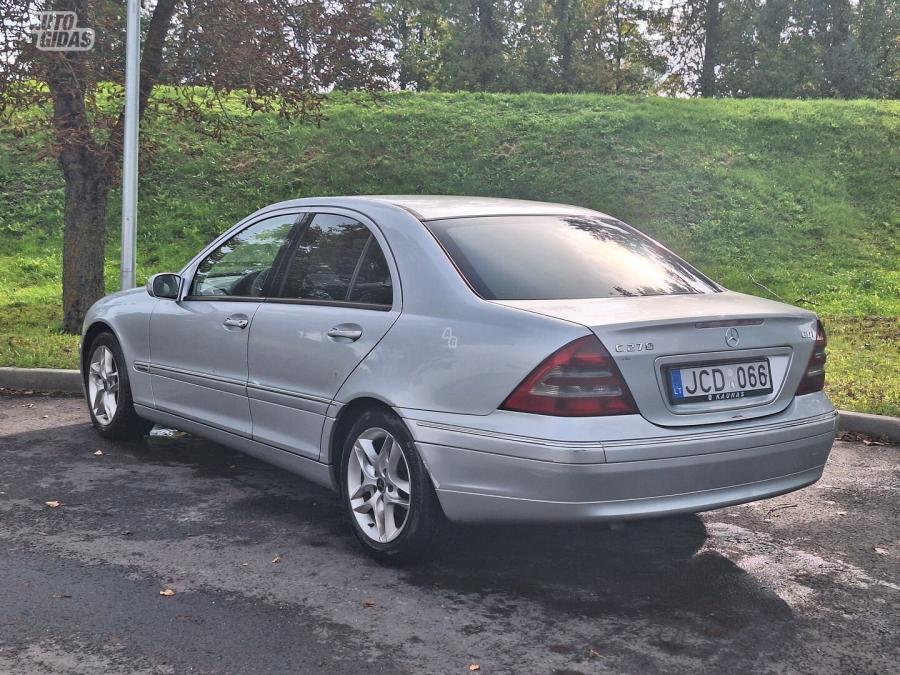 Grey Mercedes-Benz c-270 2002 in Vilnius, with an engine capacity of 2.70 L and mileage of 266 thousand km for 1599 €, photo 6 on AUTOMOTO.COM.LV