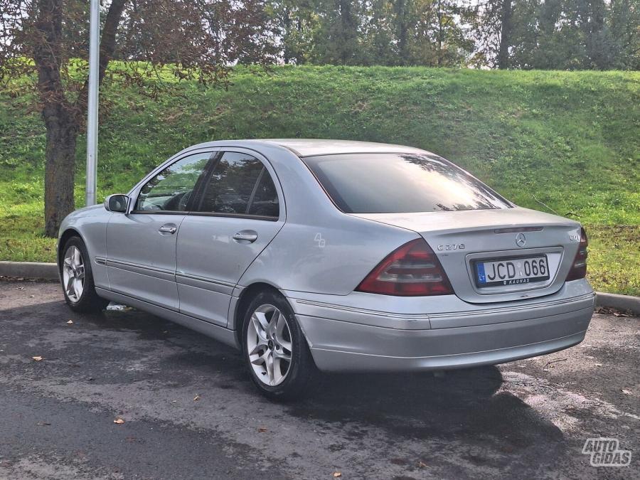 Grey Mercedes-Benz c-270 2002 in Vilnius, with an engine capacity of 2.70 L and mileage of 266 thousand km for 1599 €, photo 7 on AUTOMOTO.COM.LV