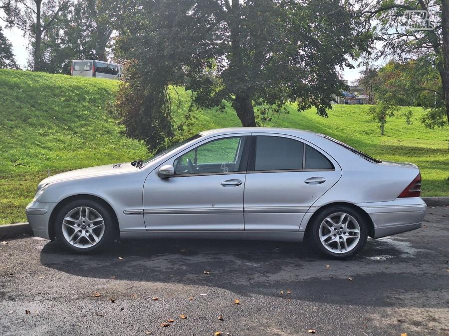 Grey Mercedes-Benz c-270 2002 in Vilnius, with an engine capacity of 2.70 L and mileage of 266 thousand km for 1599 €, photo 8 on AUTOMOTO.COM.LV