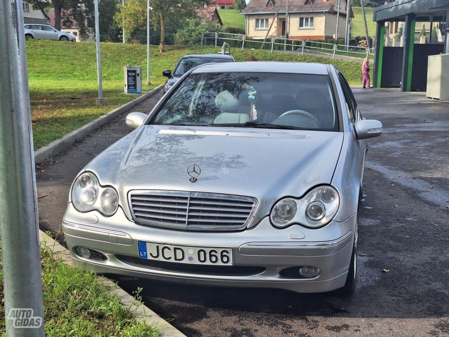 Grey Mercedes-Benz c-270 2002 in Vilnius, with an engine capacity of 2.70 L and mileage of 266 thousand km for 1599 €, photo 10 on AUTOMOTO.COM.LV