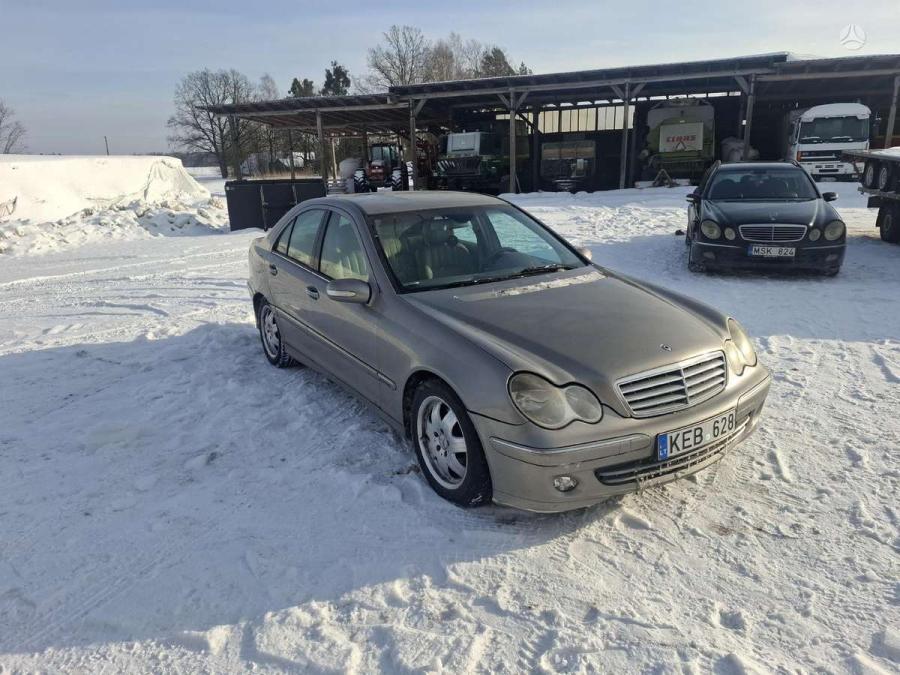 Pelēks Mercedes-Benz c-270 2004 Kauņa, ar dzinēja tilpumu 2.70 L un nobraukumu 290 tūkst. km par 1999 €, foto 2 vietnē AUTOMOTO.COM.LV