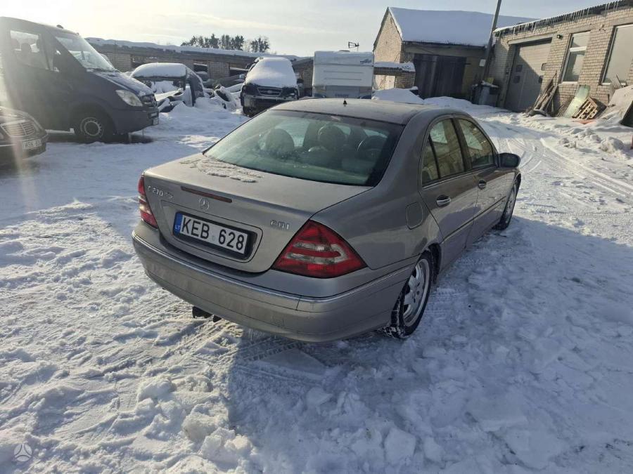 Pelēks Mercedes-Benz c-270 2004 Kauņa, ar dzinēja tilpumu 2.70 L un nobraukumu 290 tūkst. km par 1999 €, foto 4 vietnē AUTOMOTO.COM.LV