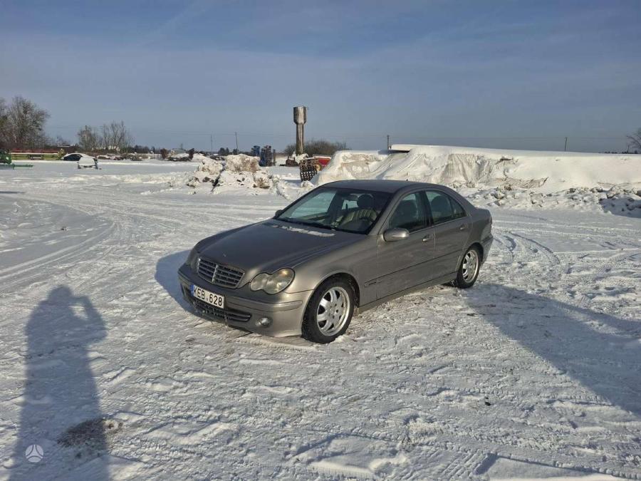 Grey Mercedes-Benz c-270 2004 in Kaunas, with an engine capacity of 2.70 L and mileage of 290 thousand km for 1999 €, photo 6 on AUTOMOTO.COM.LV