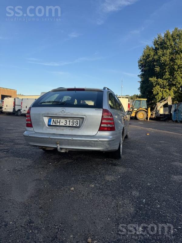 Grey Mercedes-Benz c-270 2004 in Riga, with an engine capacity of 2.70 L and mileage of 365 thousand km for 3000 €, photo 4 on AUTOMOTO.COM.LV