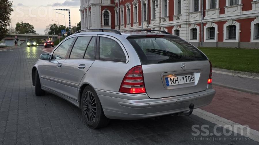 Серый Мерседес Ц 270 2004 в Елгава, объемом двигателя 2.70 л и пробегом 324 тыс. км за 2700 €, фото 4 на AUTOMOTO.COM.LV