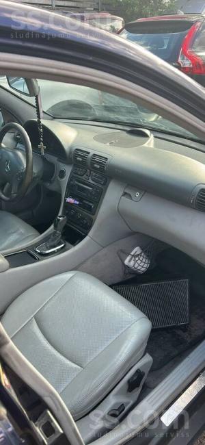 Violet Mercedes-Benz c-270 2003 in Riga, with an engine capacity of 2.70 L and mileage of 416 thousand km for 1300 €, photo 7 on AUTOMOTO.COM.LV