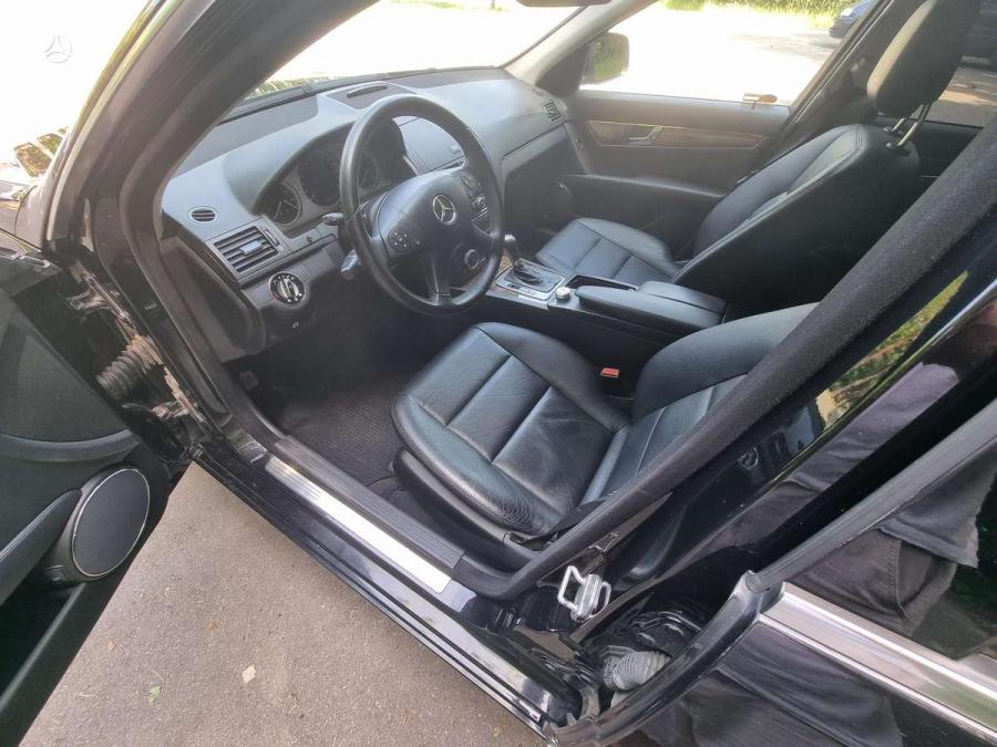 Black Mercedes-Benz c-280 2007 in Klaipeda, with an engine capacity of 3.00 L and mileage of 175 thousand km for 7000 €, photo 7 on AUTOMOTO.COM.LV