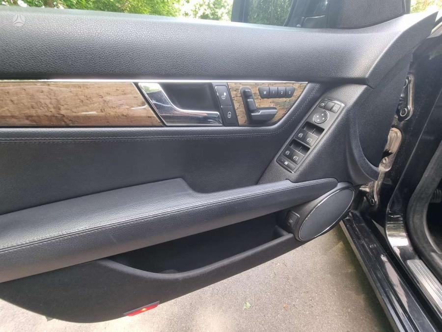 Black Mercedes-Benz c-280 2007 in Klaipeda, with an engine capacity of 3.00 L and mileage of 175 thousand km for 7000 €, photo 8 on AUTOMOTO.COM.LV