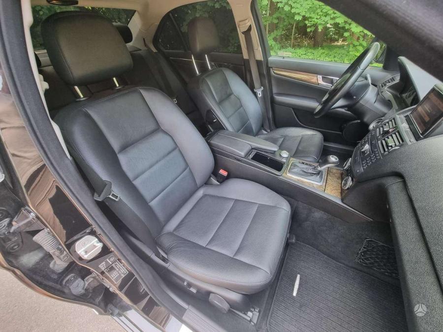 Black Mercedes-Benz c-280 2007 in Klaipeda, with an engine capacity of 3.00 L and mileage of 175 thousand km for 7000 €, photo 12 on AUTOMOTO.COM.LV