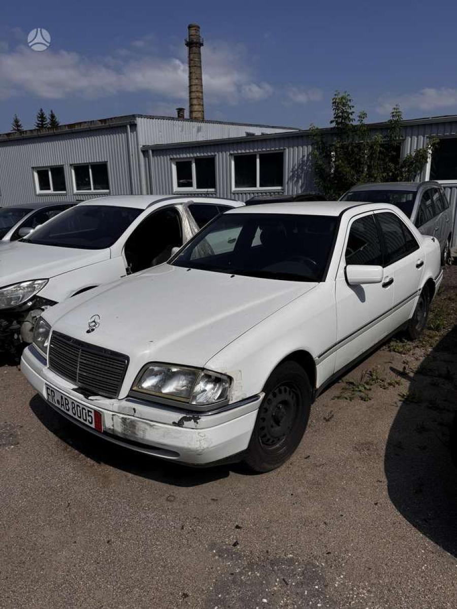 Белый Мерседес Ц 280 1995 в Вилкавишкис, объемом двигателя 2.80 л и пробегом 223 тыс. км за 2050 €, фото 1 на AUTOMOTO.COM.LV