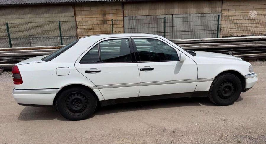Белый Мерседес Ц 280 1995 в Вилкавишкис, объемом двигателя 2.80 л и пробегом 223 тыс. км за 2050 €, фото 4 на AUTOMOTO.COM.LV