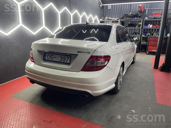 White Mercedes-Benz c-280 2008 in Riga, with an engine capacity of 3.00 L and mileage of 352 thousand km for 6400 €, photo 3 on AUTOMOTO.COM.LV