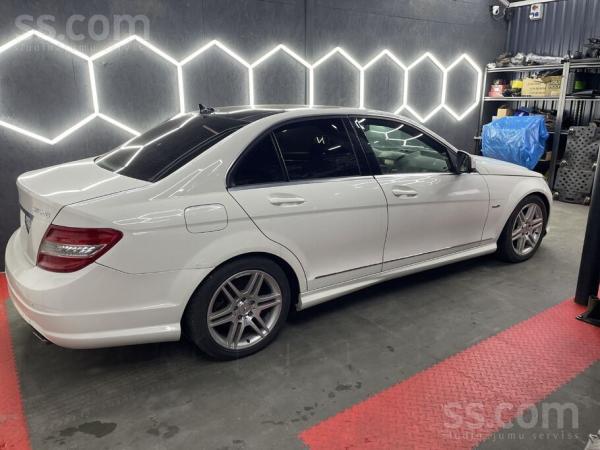 White Mercedes-Benz c-280 2008 in Riga, with an engine capacity of 3.00 L and mileage of 352 thousand km for 6400 €, photo 4 on AUTOMOTO.COM.LV