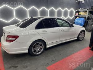 White Mercedes-Benz c-280 2008 in Riga, with an engine capacity of 3.00 L and mileage of 352 thousand km for 6400 €, photo 4 on AUTOMOTO.COM.LV