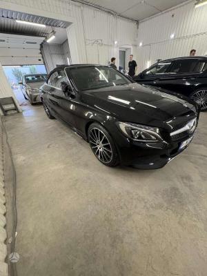 Melns Mercedes-Benz C 300 2018 Kauņa, ar dzinēja tilpumu 1.99 L un nobraukumu 111 tūkst. km par 23900 €, foto  vietnē AUTOMOTO.COM.LV
