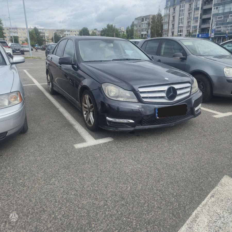 Black Mercedes-Benz C 300 2011 in Vilnius, with an engine capacity of 3.00 L and mileage of 227 thousand km for 6700 €, photo 3 on AUTOMOTO.COM.LV