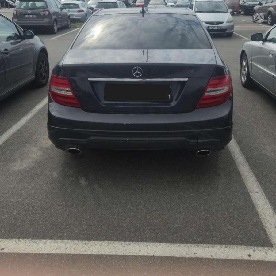 Black Mercedes-Benz C 300 2011 in Vilnius, with an engine capacity of 3.00 L and mileage of 227 thousand km for 6700 €, photo 8 on AUTOMOTO.COM.LV