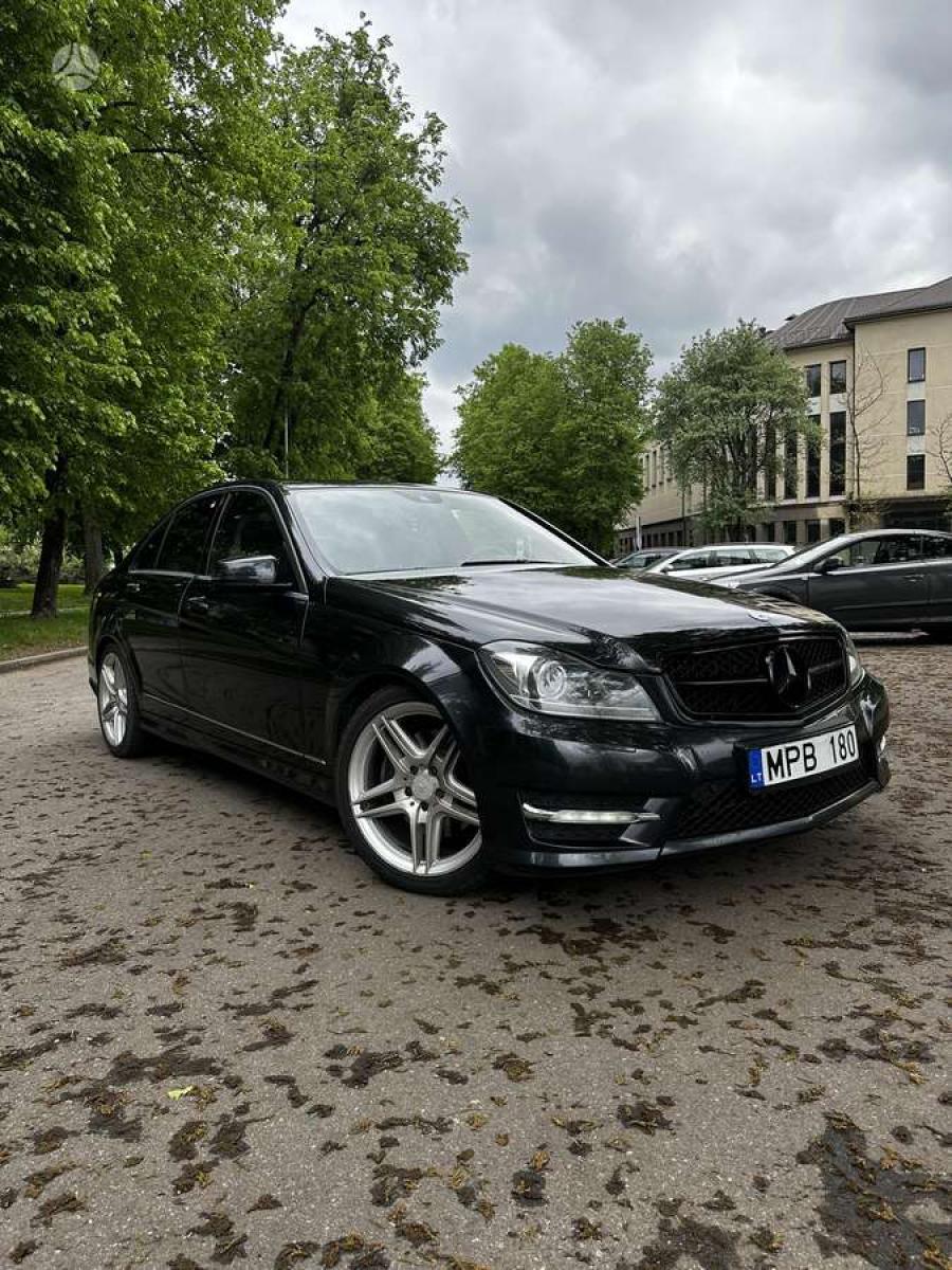 Черный Мерседес Ц 300 2013 в Каунас, объемом двигателя 3.50 л и пробегом 180 тыс. км за 9800 €, фото 1 на AUTOMOTO.COM.LV