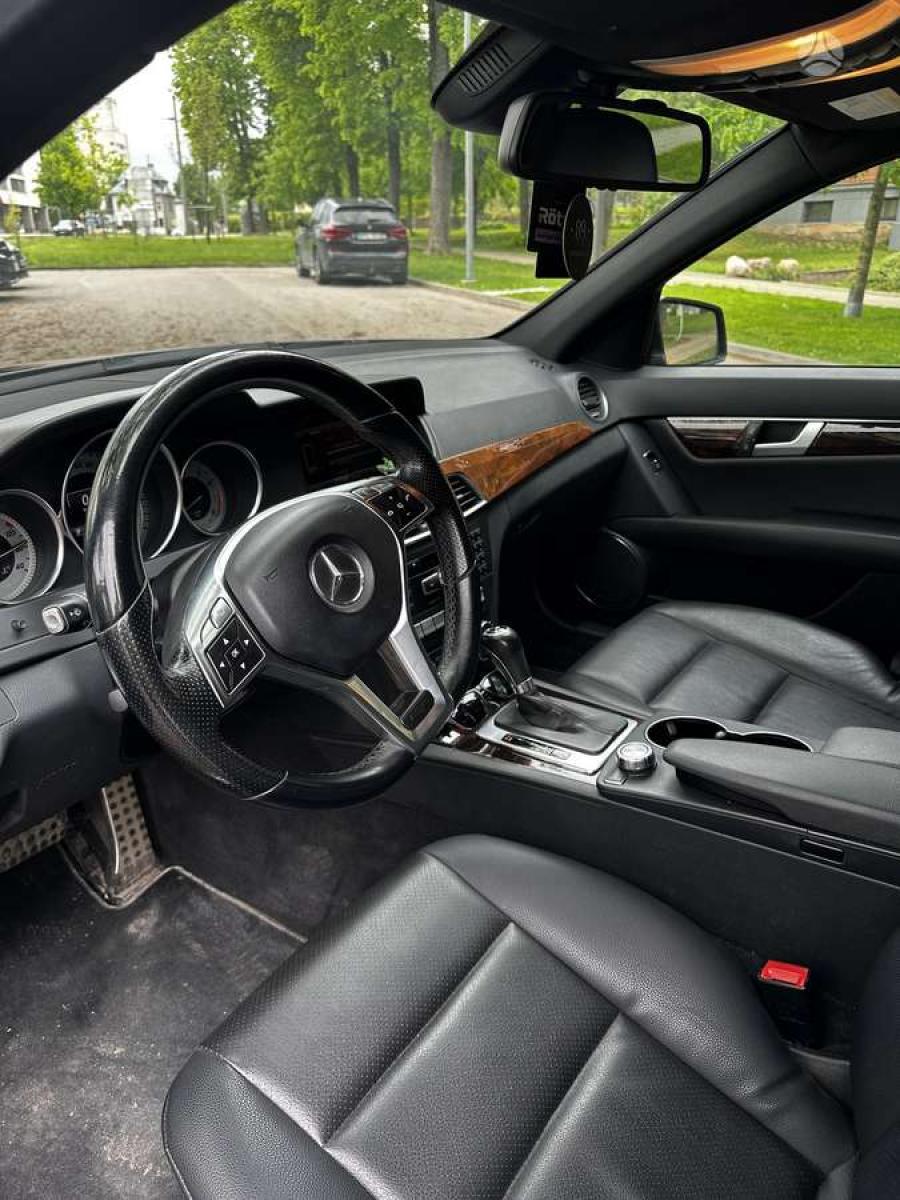 Черный Мерседес Ц 300 2013 в Каунас, объемом двигателя 3.50 л и пробегом 180 тыс. км за 9800 €, фото 7 на AUTOMOTO.COM.LV