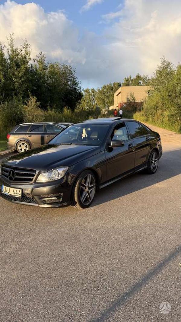 Melns Mercedes-Benz C 300 2013 Viļņa, ar dzinēja tilpumu 3.50 L un nobraukumu 222 tūkst. km par 8500 €, foto 2 vietnē AUTOMOTO.COM.LV