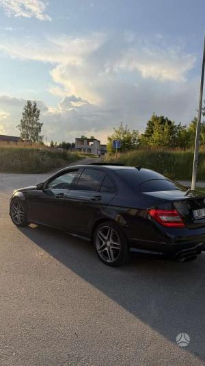 Black Mercedes-Benz C 300 2013 in Vilnius, with an engine capacity of 3.50 L and mileage of 222 thousand km for 8500 €, photo 4 on AUTOMOTO.COM.LV