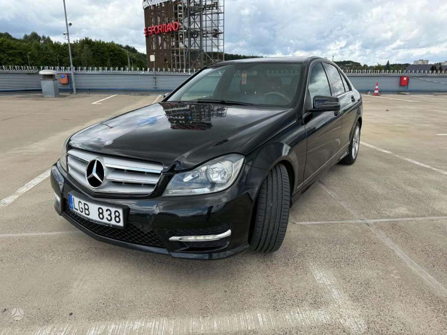 Черный Мерседес Ц 300 2013 в Вильнюс, объемом двигателя 3.50 л и пробегом 142 тыс. км за 9600 €, фото 4 на AUTOMOTO.COM.LV