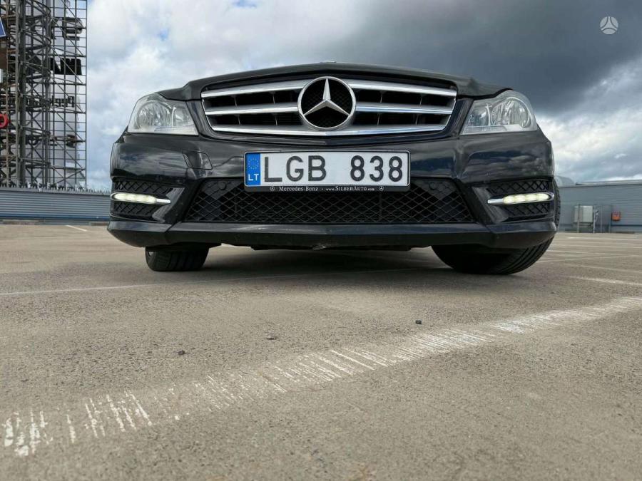 Черный Мерседес Ц 300 2013 в Вильнюс, объемом двигателя 3.50 л и пробегом 142 тыс. км за 9600 €, фото 6 на AUTOMOTO.COM.LV