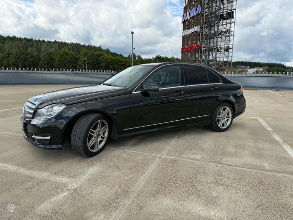 Черный Мерседес Ц 300 2013 в Вильнюс, объемом двигателя 3.50 л и пробегом 142 тыс. км за 9600 €, фото 3 на AUTOMOTO.COM.LV