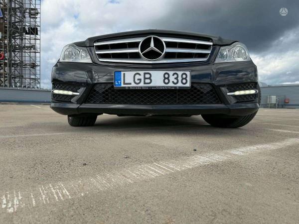 Черный Мерседес Ц 300 2013 в Вильнюс, объемом двигателя 3.50 л и пробегом 142 тыс. км за 9600 €, фото 6 на AUTOMOTO.COM.LV