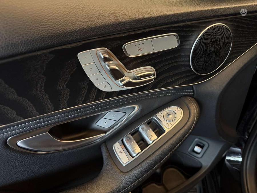 Black Mercedes-Benz C 300 2015 in Kaunas, with an engine capacity of 1.99 L and mileage of 183 thousand km for 13990 €, photo 23 on AUTOMOTO.COM.LV