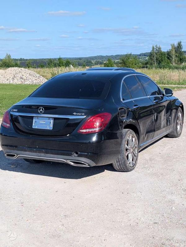 Melns Mercedes-Benz C 300 2015 Viļņa, ar dzinēja tilpumu 1.99 L un nobraukumu 195 tūkst. km par 8500 €, foto 3 vietnē AUTOMOTO.COM.LV