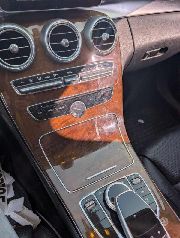 Melns Mercedes-Benz C 300 2015 Viļņa, ar dzinēja tilpumu 1.99 L un nobraukumu 195 tūkst. km par 8500 €, foto 9 vietnē AUTOMOTO.COM.LV