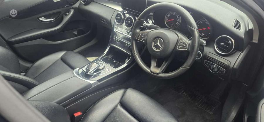 Melns Mercedes-Benz C 300 2016 Panevēža, ar dzinēja tilpumu 2.14 L un nobraukumu 150 tūkst. km par 5500 €, foto 5 vietnē AUTOMOTO.COM.LV
