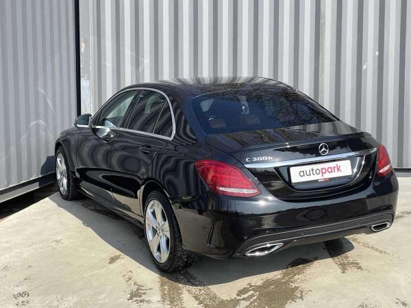 Black Mercedes-Benz C 300 2017 in Vilnius, with an engine capacity of 2.14 L and mileage of 206 thousand km for 13900 €, photo 5 on AUTOMOTO.COM.LV
