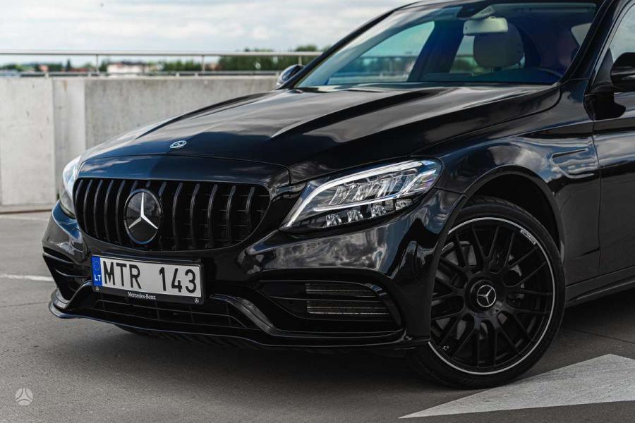 Black Mercedes-Benz C 300 2018 in Vilnius, with an engine capacity of 1.99 L and mileage of 103 thousand km for 22500 €, photo 4 on AUTOMOTO.COM.LV