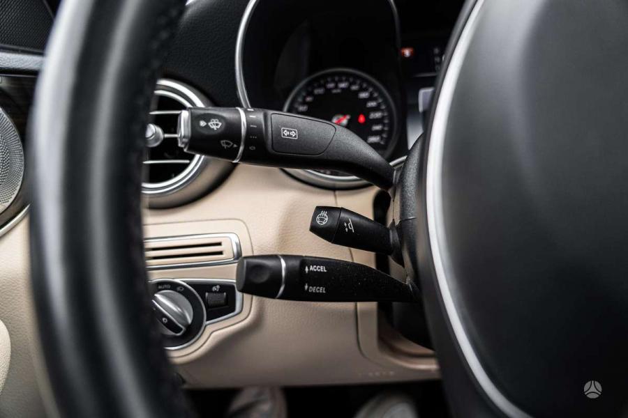 Black Mercedes-Benz C 300 2018 in Vilnius, with an engine capacity of 1.99 L and mileage of 103 thousand km for 22500 €, photo 30 on AUTOMOTO.COM.LV